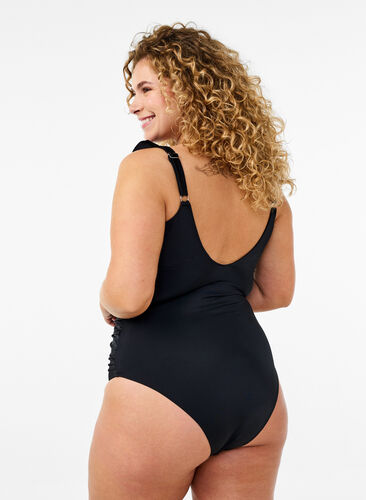 Badedrakt med volanger og uttagbare innlegg - Svart - Str. 42-64 - Zizzi